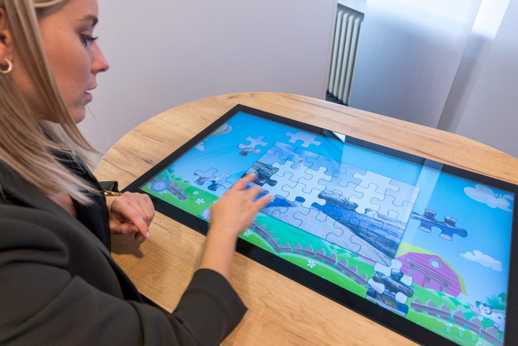 Mesa táctil interactiva VIPLAY – Mesas interactivas y pantallas táctiles